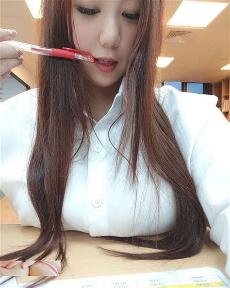 H杯巨乳 爆乳2022超大巨乳妹子鐘曉寒最新巨乳亂顫自慰私拍 自玩巨乳 快速手指插穴 淫洞一張一張的非常誘人 成人短片下載區