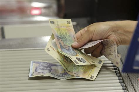 Câți bani plătești lunar pentru un credit de nevoi personale de 10 000