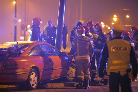 Wypadek w Łodzi na ulicy Rokicińskiej Sportowym oplem calibrą uderzył