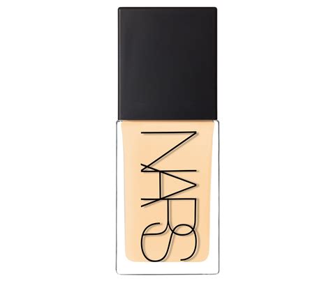Female Daily Editorial Tampil Dengan Eyeshadow Ungu Yang Menarik