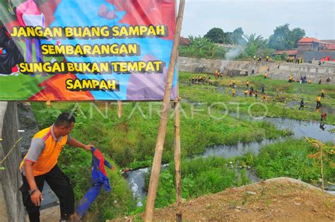 Aksi Bersih Sampah Sungai Gelis Di Kudus ANTARA Foto