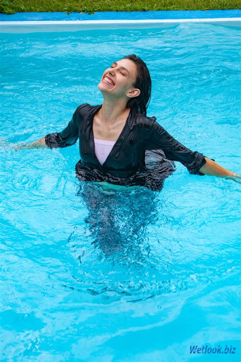 Wetlook Girl Get Wet Fully Dressed In Jeans And Shirt Rwetgirlswetlook