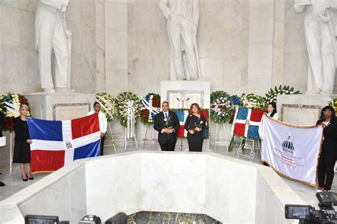 Ministerio de Economía deposita ofrenda floral en el Altar de la Patria
