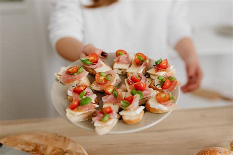Montaditos de jamón serrano y queso brie Antojo en tu cocina