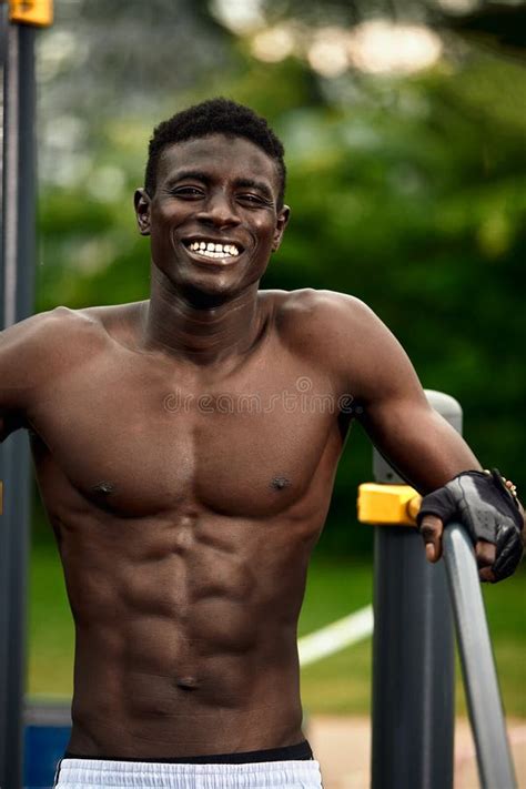 Hombre Negro Muscular Fuerte Con Concepto De Torso Desnudo Deportista