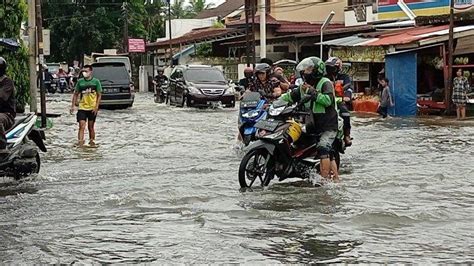 Hujan Di Palembang Semalaman Jalan Urip Sumoharjo Tergenang Banjir