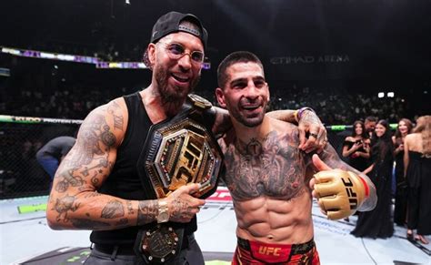 UFC 308 Ilia Topuria réagit à sa victoire en provoquant Max Holloway