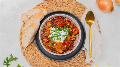 Das würzige Kürbis Chili con Carne ist so lecker dass nichts im Topf