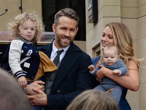 Blake Lively et Ryan Reynolds nous présentent leurs deux filles Elle