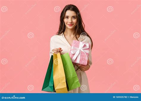 Mujer Guapa Y Alegre Morena Sosteniendo Bolsas De Compras Y Regalo