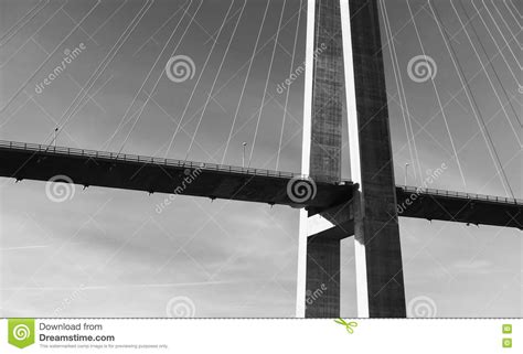 Foto Blanco Y Negro Del Puente Cable Permanecido Imagen De Archivo