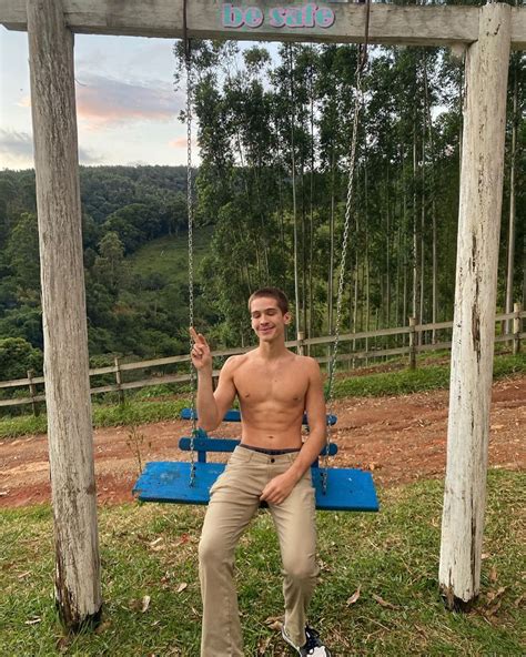 João Guilherme filho de Leonardo posa seminu e parte impressiona