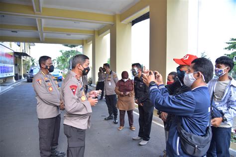 Ribuan Paket Sembako Dibagikan Polda Lampung Kepada Warga Yang
