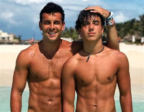 Mario Casas Desnudo Con Sus Hermanos En El Caribe CromosomaX
