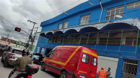Homem cai de altura de 7 metros depois de receber descarga elétrica em