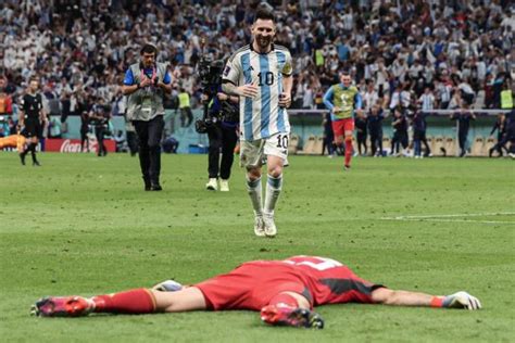Lionel Messi Dibu Martínez y Lionel Scaloni en los premios FIFA The
