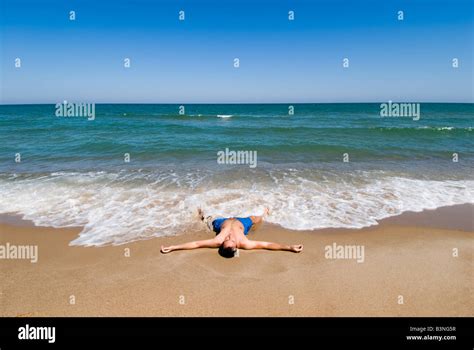 Parution modèle homme allongé sur le dos avec les bras tendus en