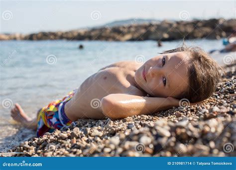 Enfant Adorable Garçon Adolescent Allongé Sur La Plage En France Au