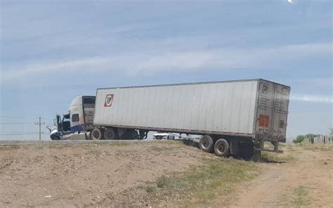 Tráiler encampanado en carretera a Delicias genera caos vial El