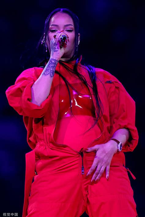 蕾哈娜亮相超级碗自曝怀二胎 红衣造型身姿妖娆 搜狐大视野 搜狐新闻