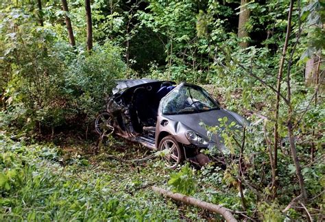 Mosbach Porsche Kracht In Baum 2 Junge Menschen Sterben Bei Crash