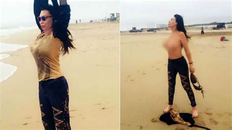 El Cl Sico Topless De Moria Cas N En Mar Del Plata Poni Ndole El Pecho