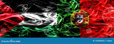 Palestina Contra Portugal Banderas Portuguesas Del Humo Colocadas De