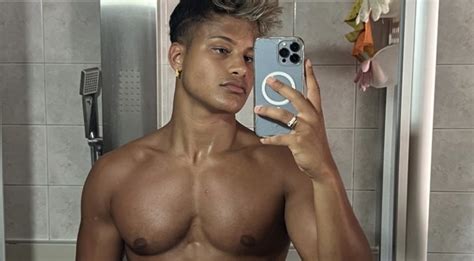 Denis Dosio Nudo Sotto La Doccia BitchyX