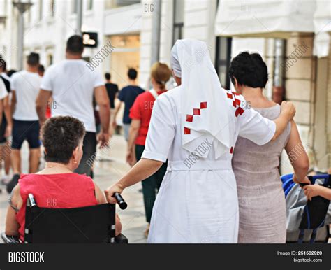 Imagen Y Foto Christian Nun Prueba Gratis Bigstock