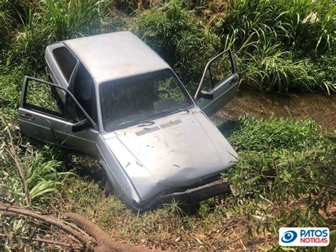 Carro sai da pista bate em árvore e vai parar dentro do Córrego do