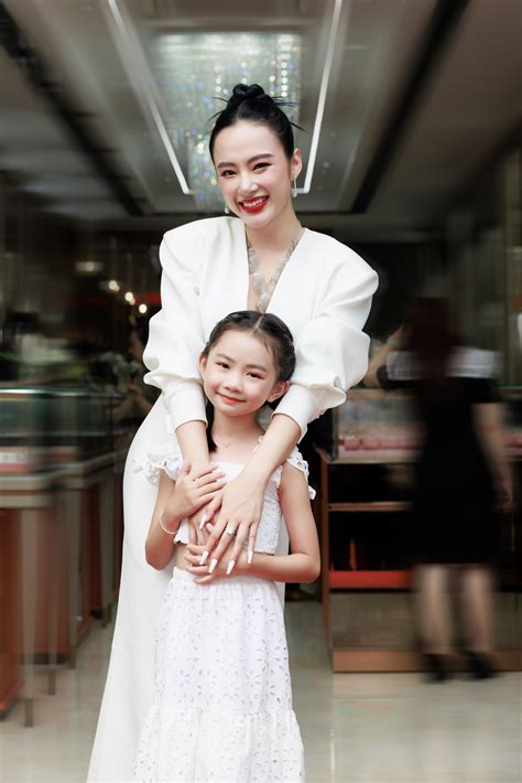 Angela Phương Tri nh bất ng ờ công khai con gái News