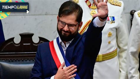 Fue blanco de memes Presidente Boric quedó atascado en un tobogán en
