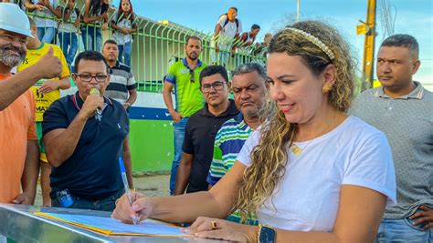 Prefeita Cordélia Torres assina ordens de serviço para pavimentação de