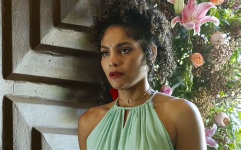 Terra e Paixão Aline rouba vestido e até noivo de Graça em casamento