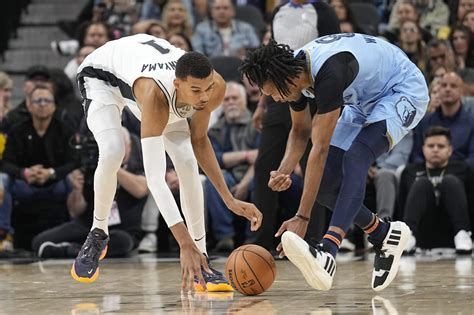 NBA un joueur choqué par la taille des mains de Victor Wembanyama