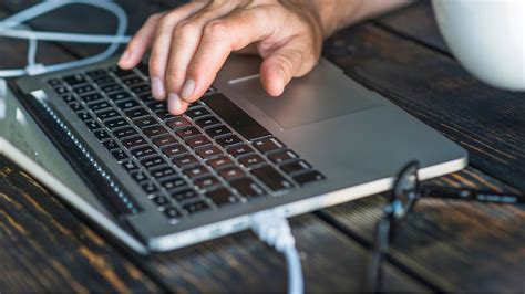Cara Mengatasi Layar Laptop Berkedip Yang Aman Dan Praktis