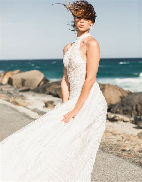 Halter Neck Wedding Dresses Are Flattering Weddinghand Co Uk