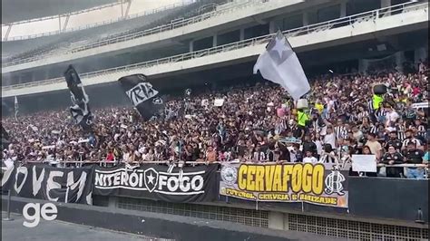 Vídeo Torcida do Botafogo incentiva time em treino aberto