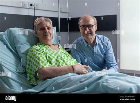Homme âgé accompagnant le partenaire dans la chambre d hôpital Une
