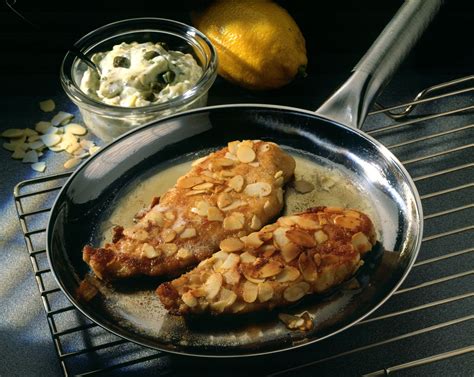 Hähnchenschnitzel in Mandelhülle Rezept EAT SMARTER