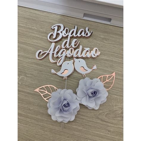 Topo de bolo Bodas de algodão flores brancas detalhes no rosê