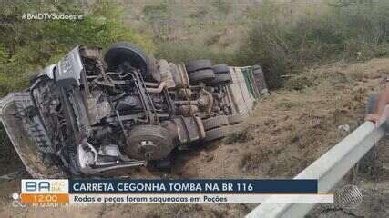 Carreta que transportava carros novos tomba em rodovia na BA e peças