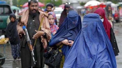 Afghanistan une vingtaine de femmes manifestent à Kaboul pour leurs droits