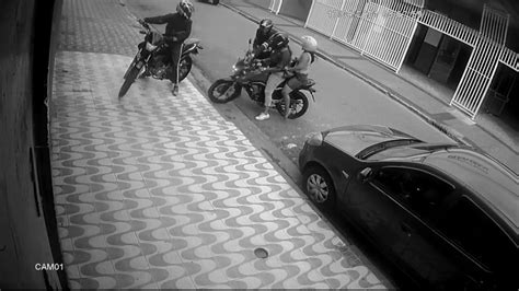 C Meras De Monitoramento Flagram Dupla Roubando Moto De Duas Mulheres