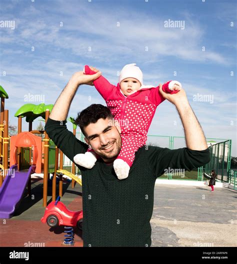 Vater tochter spielplatz Fotos und Bildmaterial in hoher Auflösung