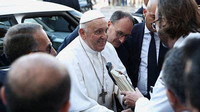 El papa Francisco reaparece ante los fieles tras su operación