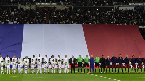 Un immense drapeau tricolore et La Marseillaise ont marqué l avant