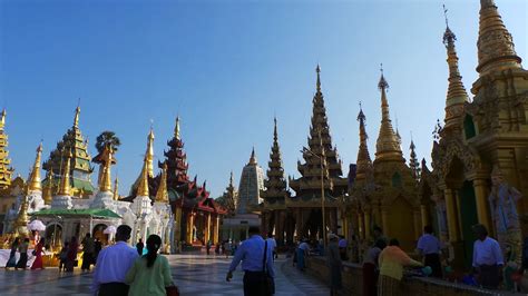 Kilau Pesona Negeri Seribu Pagoda