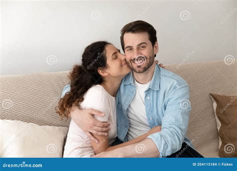 Fin Vers Le Haut De L Pouse Aimante Le Mari De Baiser Sur La Joue Et