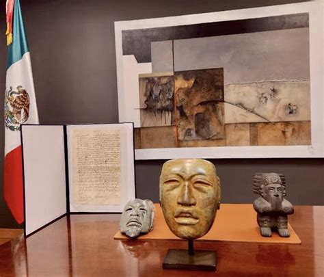 El cónsul Jorge Islas entregó al INAH piezas del acervo histórico de